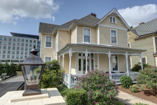 The 200 South St - King Rm 16 - Charlottesville, VA
