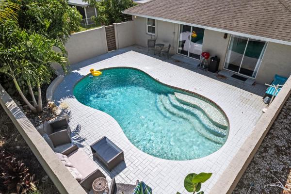 Sleeps 6 Private Pool Fire Pit Game House - Siesta Key, FL