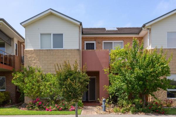 3 Bedroom Townhouse Next To River East Melbourne - Dandenong