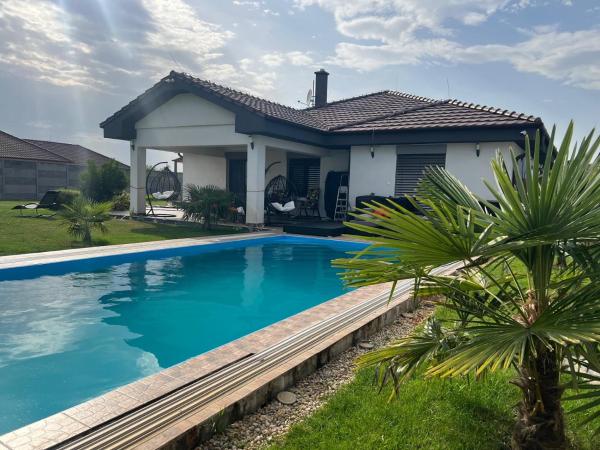 5 Izbový Samostatný Stojaci Rodinný Dom S Podkrovím A Veľkou Záhradou So Sezónnym Bazénom, Celoročnou Saunou A Vírivkou, Privátny Wellness - Slovakia