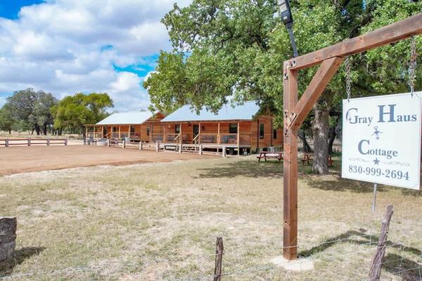 Rustic Cabin With Firepit And Grill - 10 Mins To Main St - Fredericksburg, TX