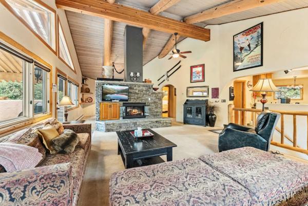 Central Vail Stay Cozy Interior Deck Views - Vail, CO