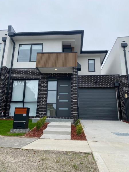 Springvale 3 Bedroom Town House - Best Location - Dandenong