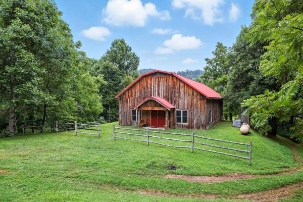 Secluded Mountain Retreat With Stunning Views Home - Wilbur Lake, TN