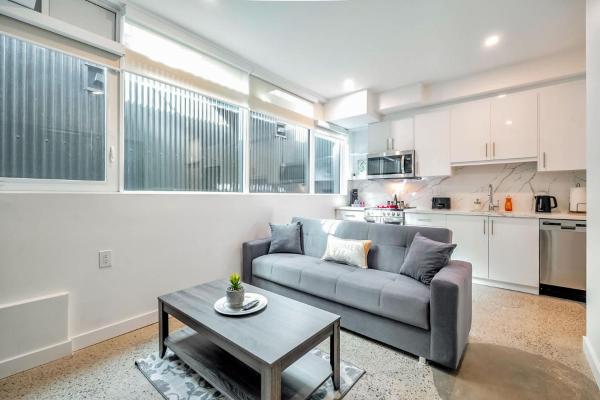 Modern 2 Bedroom Basement Suite Downtown Toronto Near Wascana Ave - Toronto