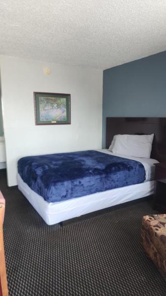 Queen Bed Hotel Room 205 - Amarillo, TX