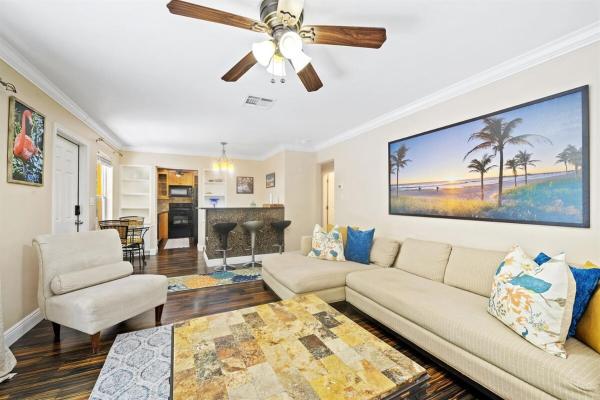 Poinciana - 2br Private Beach House, Walk To The Beach - Coral Springs, FL