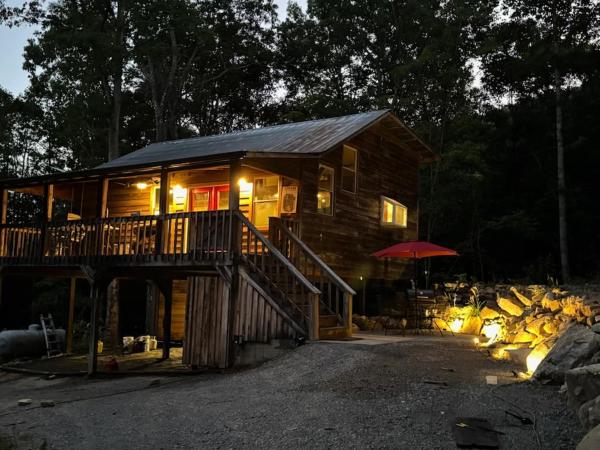 Boulderwoods Cabin - Harrogate, TN