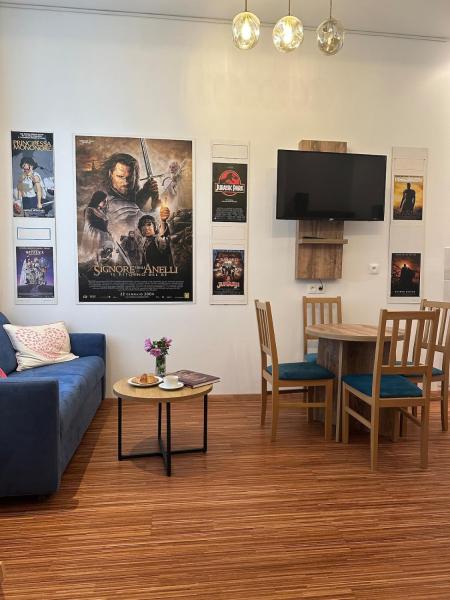 Postersapt4-cozy Cinema Vibes - Vienna