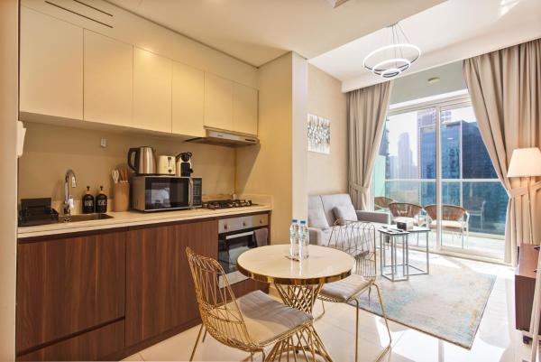 Comfy 1br With Large Balcony - 15-min To Mall & Burj - Dubaï