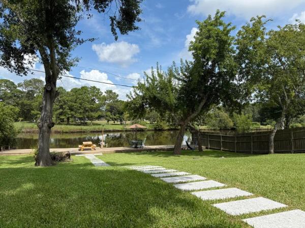Charming Bayou Getaway - Fishing & Relaxing - University of Texas, Houston