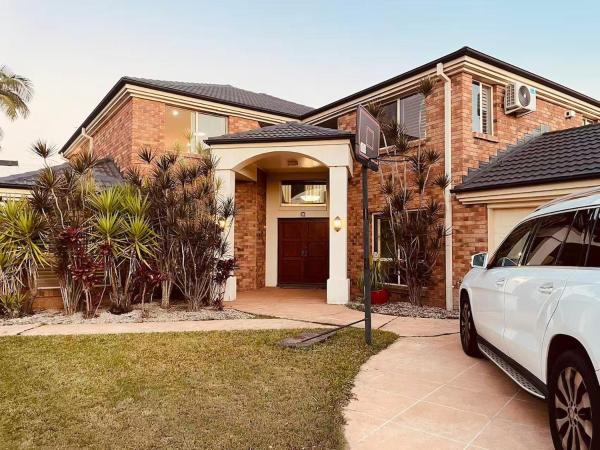 Spacious Family Retreat With Pool In Carindale - Brisbane