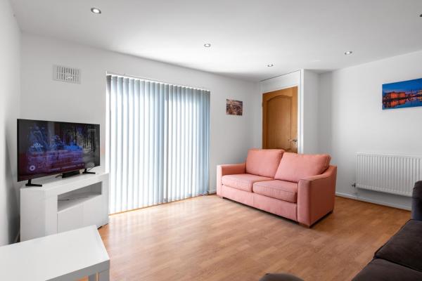 Liverpool 3-bed House With Parking, Great Transport - Liverpool