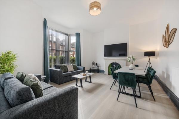 Onslow House - Air Host & Stay - 5 Bed, Sleeps 14 - Liverpool