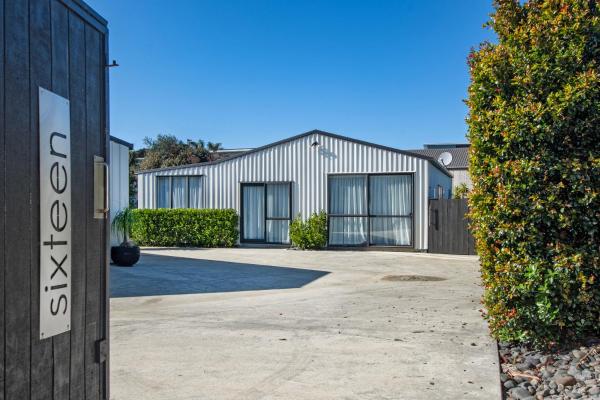Sunnyside Spa Retreat - Mangawhai Holiday Home - Mangawhai Heads
