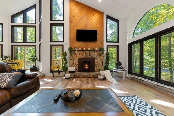 Spacious Waterfront Mansion Whot Tubpooltable - Stroudsburg, PA