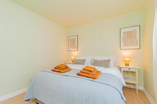 Fresh, Stylish Apartment - 베이싱스토크