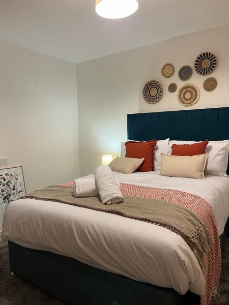 Central, Modern, Entire 3 Rooms, 2 Baths House - Warwickshire