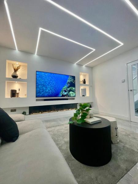 Modern House With Garden And Parking - Cardiff