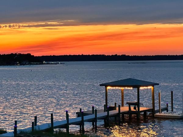 Relax,fish,grill,chill! Pup,kid Friendly Riverfront Paradise! Amenities,gameroom - North Topsail Beach, NC