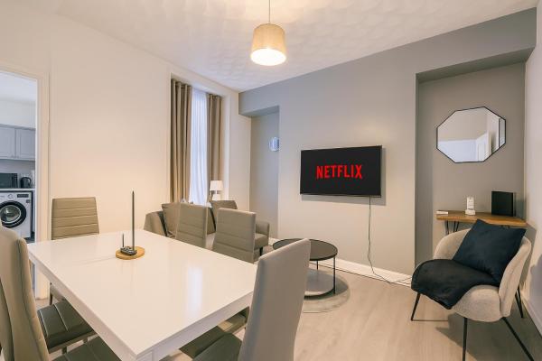 5 Bedroom House 5 Min From City Centre - Fast Wifi, Parking & More! - 스완지