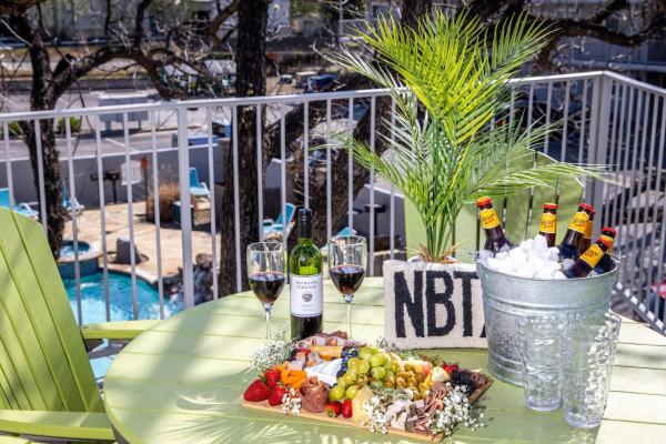 Shared Heated Pool Balcony Bbq Near Downtown - New Braunfels, TX