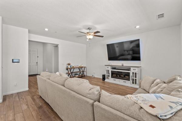 4 Bedroom Modern Oasis Near Sequoias - Tulare, CA