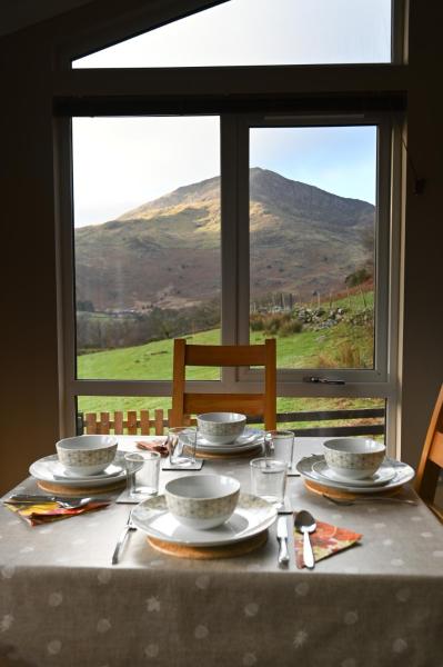 Cosy Cabin With Panoramic Windows & Mountain Views - Ty Pren - Beddgelert