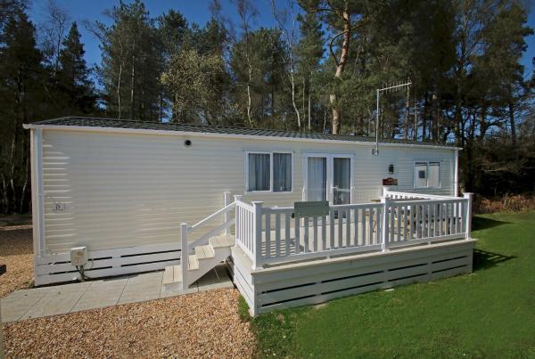 03 - Supreme 2 Caravan With Decking - Isle of Wight
