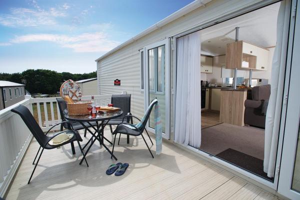 03 - Supreme 3 Caravan With Decking - Isle of Wight