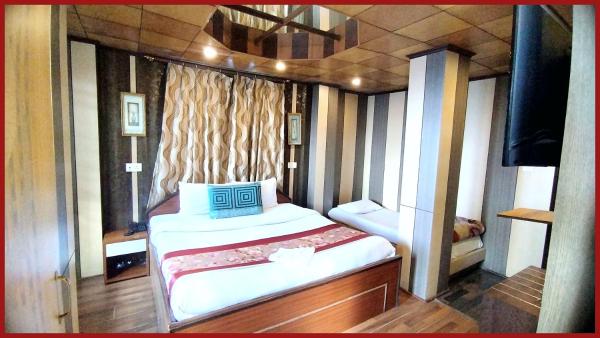 A Top Rated Hotel B-r-o-a-d-a-y - Mall Road - Luxury & Spacious Room - Book Now - Darjeeling