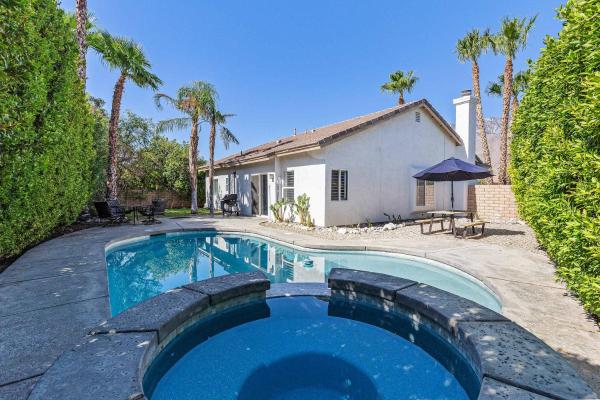 Navigate Stays Luxe Palm Springs Poolside Escape - Palm Springs, CA