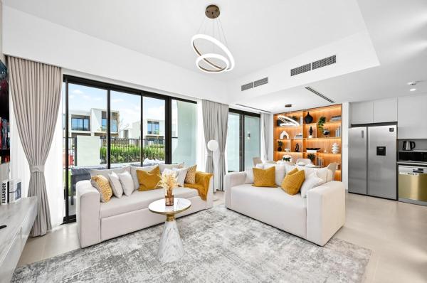 Elegant 4br Escape I Desert Light & Serene Views - Dubai