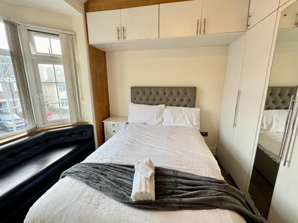 Luxury 8 Bed Home Near Luton Airport - Dunstable