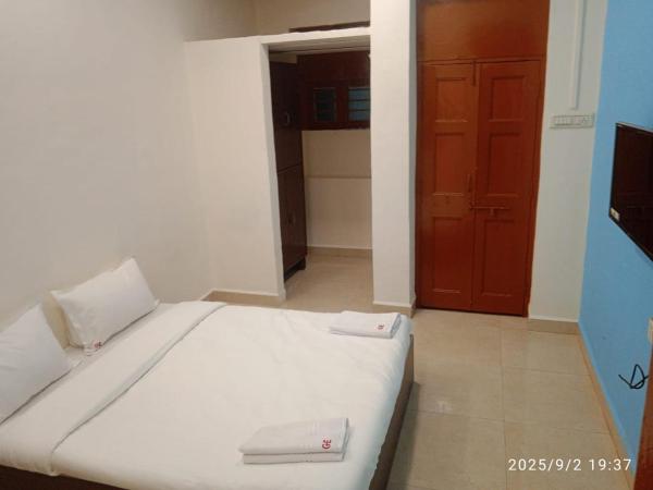 Omkar Residency Guest House & Ac Dormitory Hostels Nr Nesco Mumbai - Mumbai