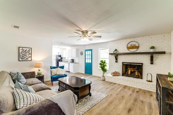 Near Shops And Eats Commuter-friendly Fwtx Home - Montserrat Road – Fort Worth