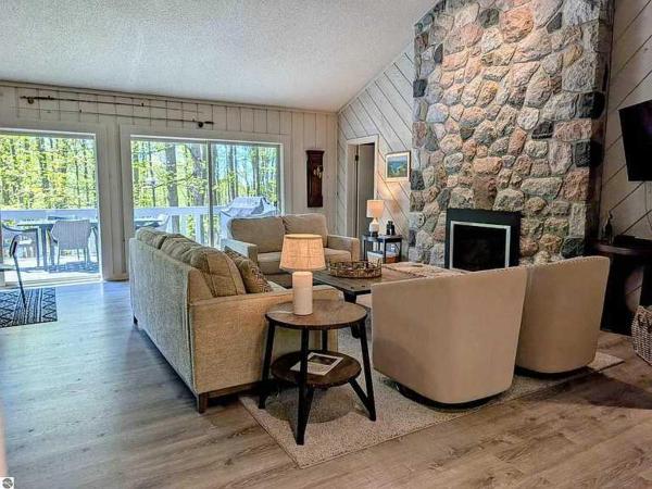 New Fall Golf And Colors Accommodates 10 - Torch Lake, MI