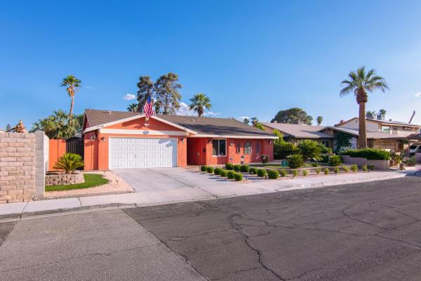 Family Friendly Close Of Strip Hot Tub And Driveway - Las Vegas, NV