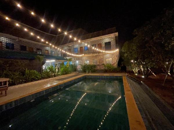 12 Monks - Backpacker Resort - Goa