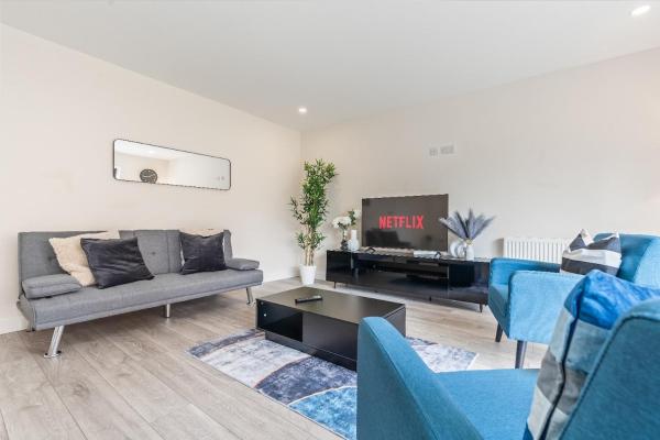 Modern 4-bed, Parking, Pool Table, Sleeps 11 - Birmingham