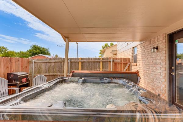 South Okc Home With Hot Tub-game Room 18 Mi To Ou! - Oklahoma