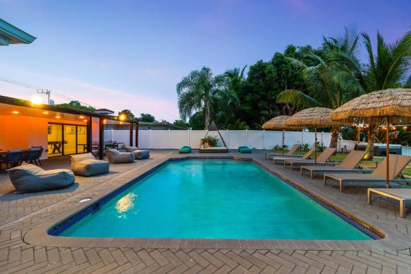 Lakefront Villa Tropical Backy - Miramar, FL