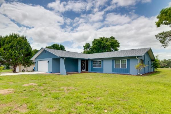 Walk To Lake Geataway With Yard In Inverness - Inverness, FL