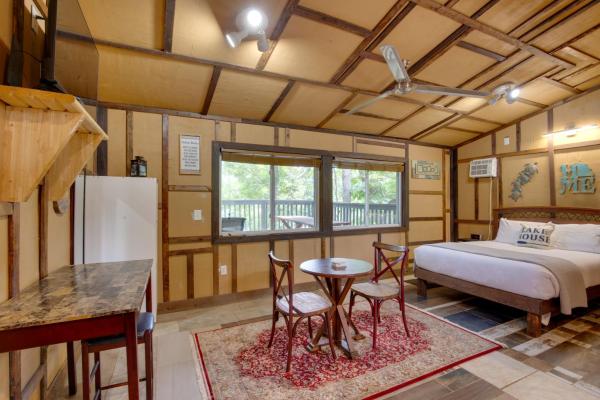 Walk To Lake Lafayette Wooded Cabin With Deck! - Odessa, MO