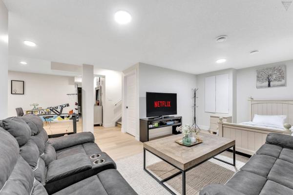 New Builtspacious Suite Bsmtgamesnetflix - Edmonton, Canada