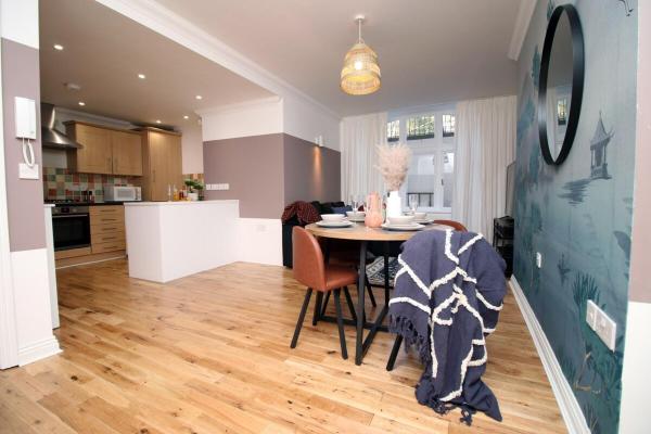 Burlington Luxury Apartment- Sleeps 6- Super Fast Wifi- Private Parking Space- Flat Screen Smart Tv- Free Onsite Gym- 1 Min Drive To Boscombe Pier- Great Location! - Bournemouth