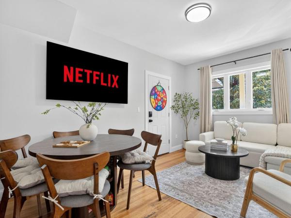 Lux Retreat Home With Yard - 서머빌