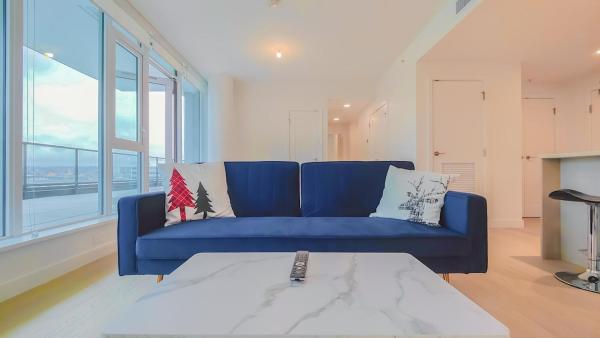 Modern High-rise Condo With Stunning Garden Views - Delta