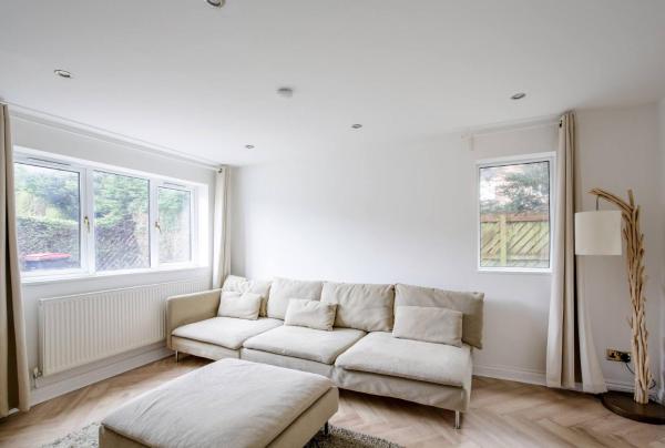 4 Bdrm House, Parking, Patio Garden - Bolton