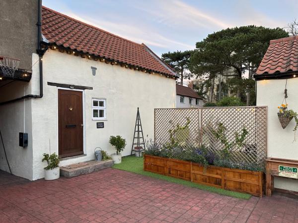 Honey Cottage Behind Wilmot House - リンカンシャー